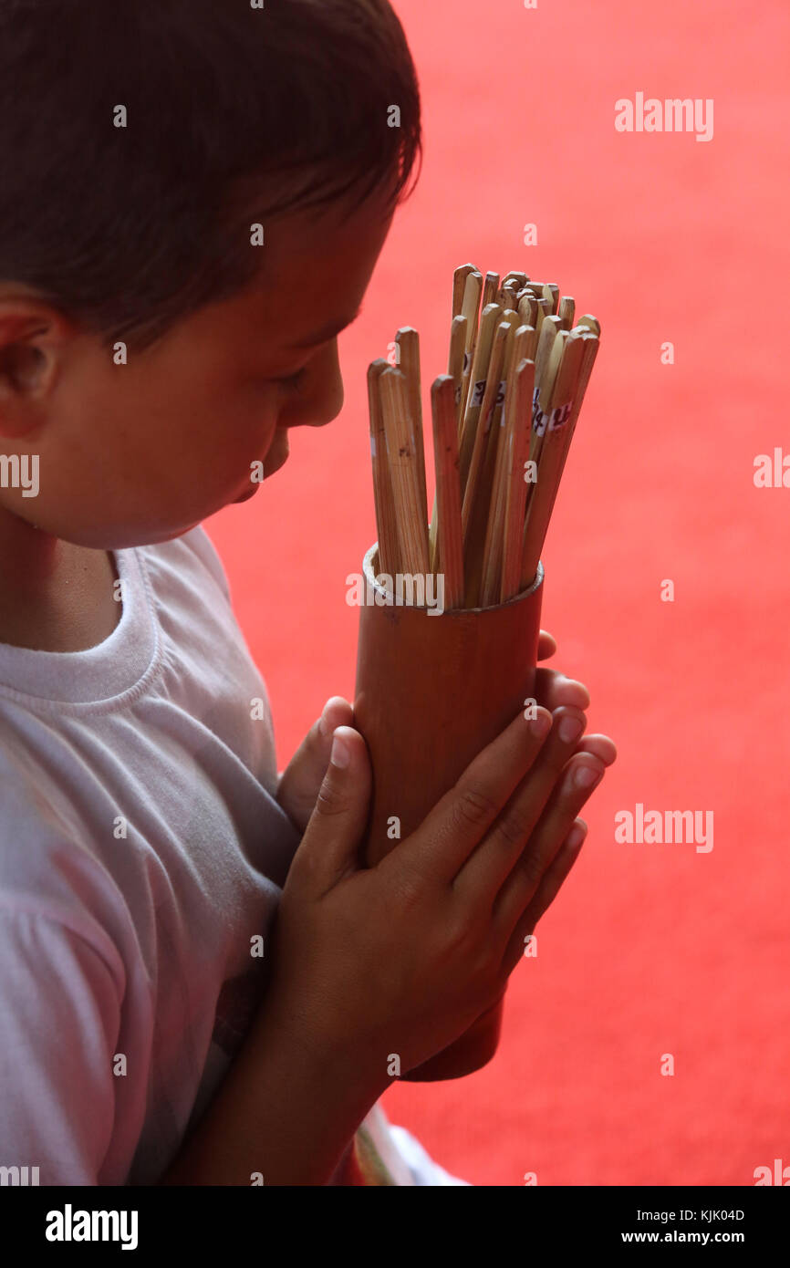 Joss sticks hi-res stock photography and images - Alamy