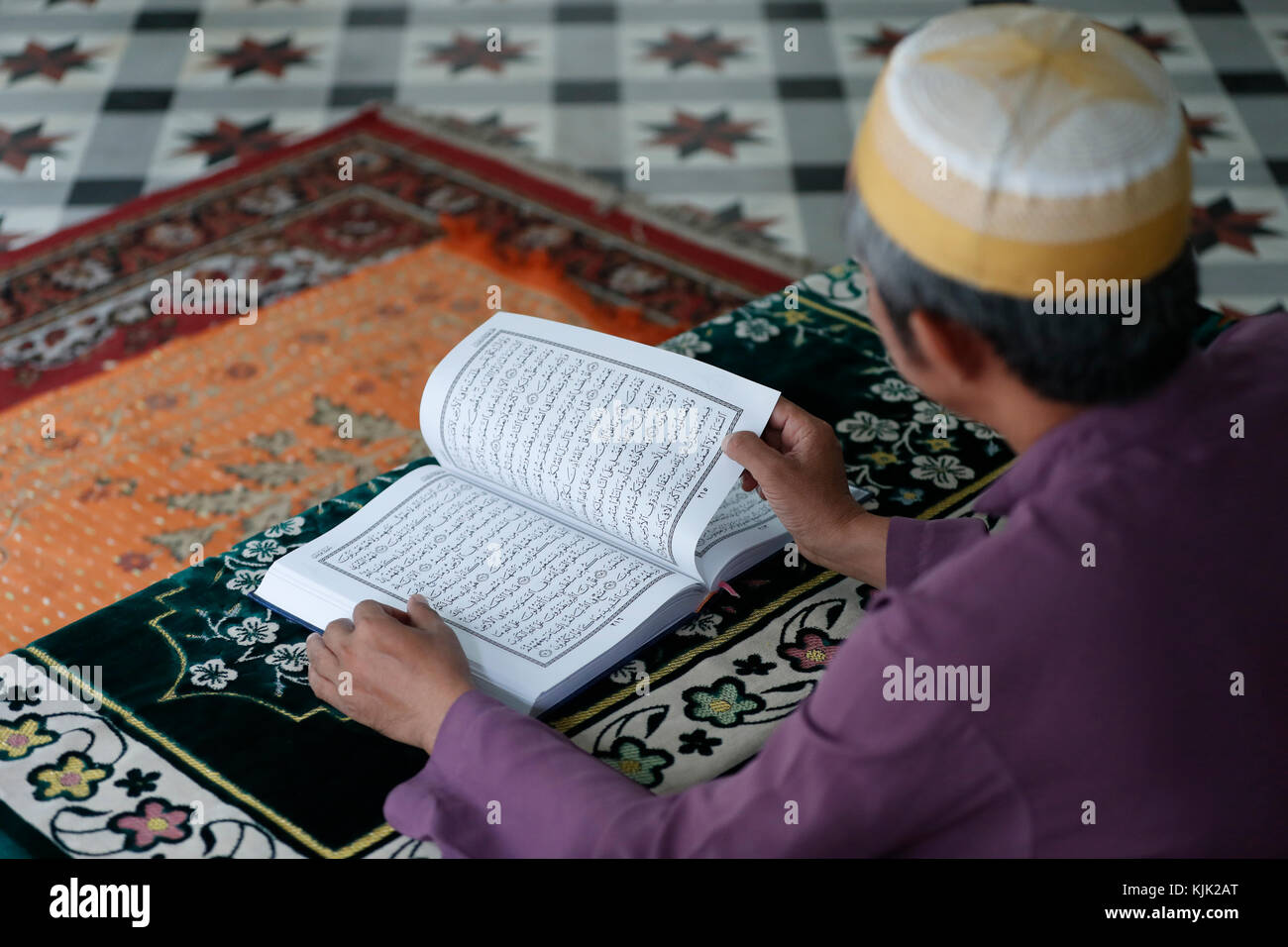 Muslim imam hi-res stock photography and images - Alamy