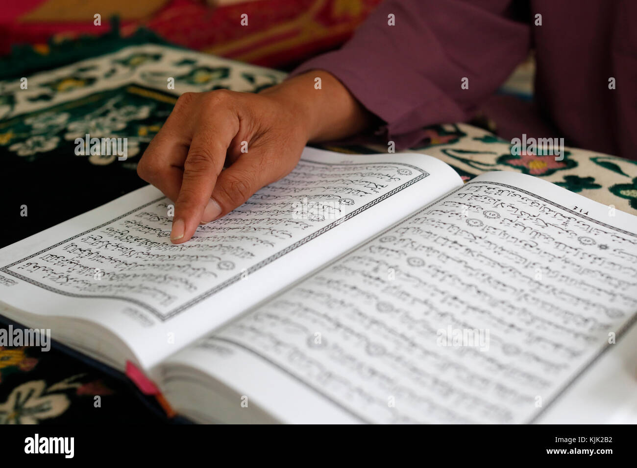 Homme lecture livre hi-res stock photography and images - Alamy