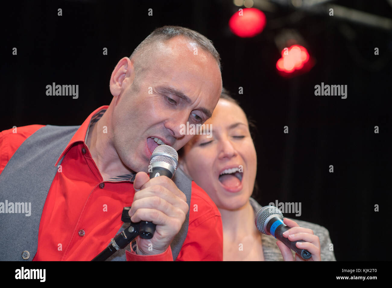 singers having a duet on stage Stock Photo - Alamy