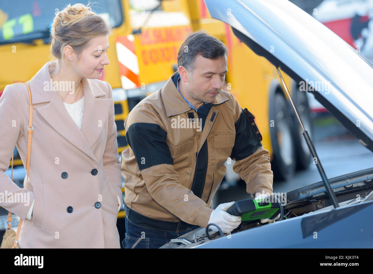 mechanic on call to a broken car Stock Photo - Alamy