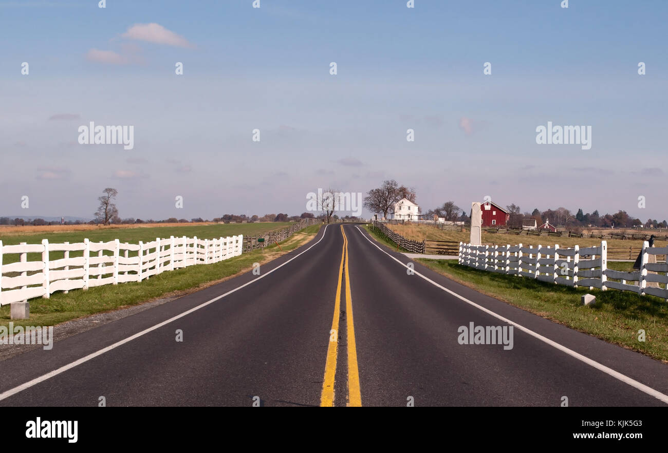A paved road through farmland in the Untied States Stock Photo - Alamy