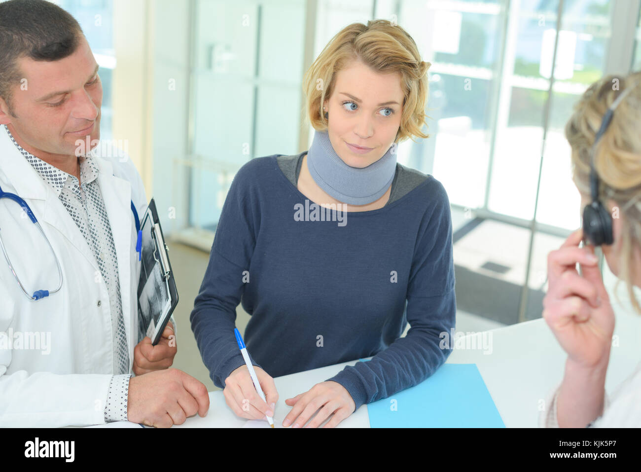 Signing doctor patient surgical hi-res stock photography and images - Alamy