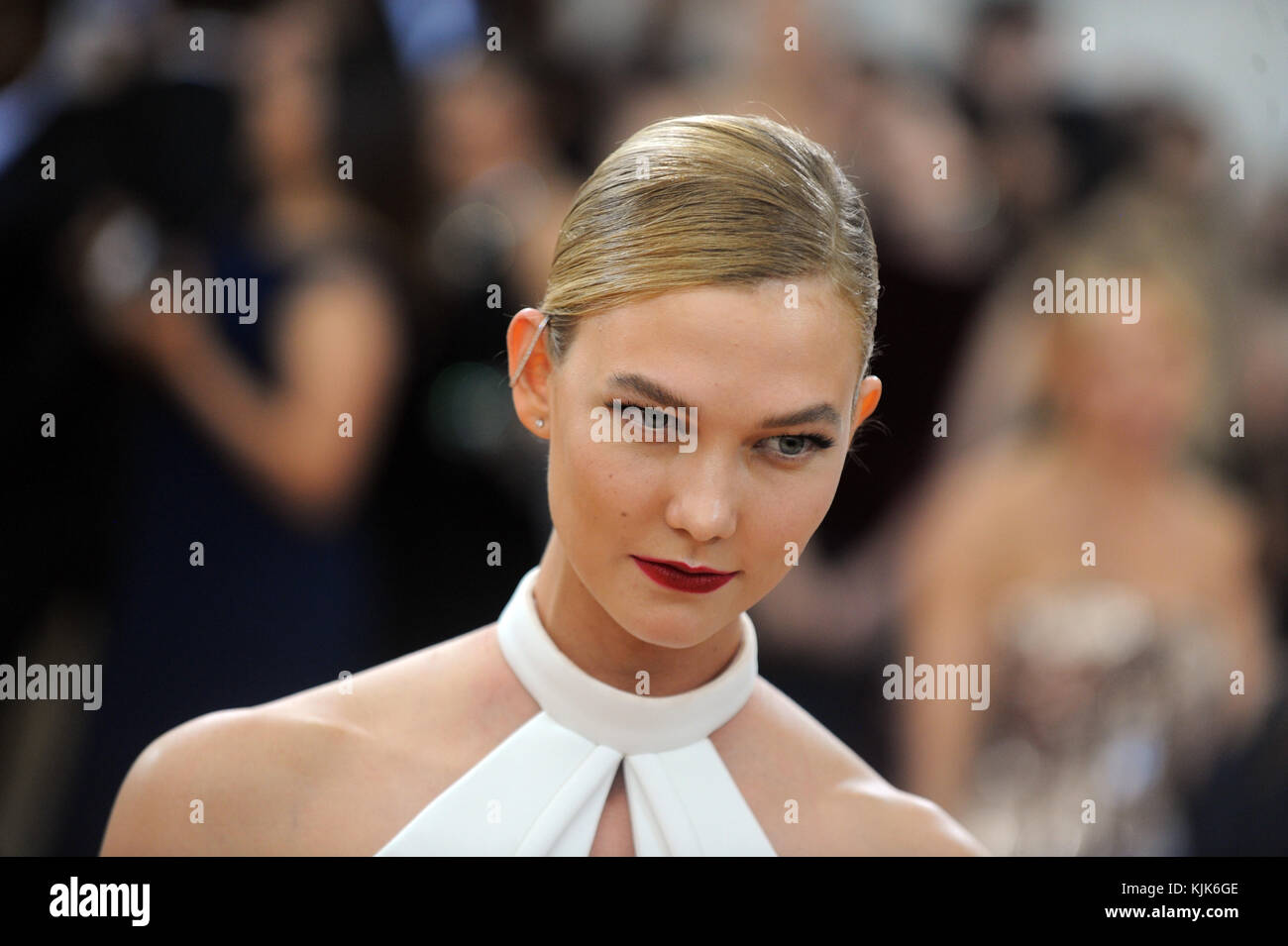 NEW YORK, NY - MAY 02: (Embargoed till 05/03/16) Karlie Kloss arrives ...