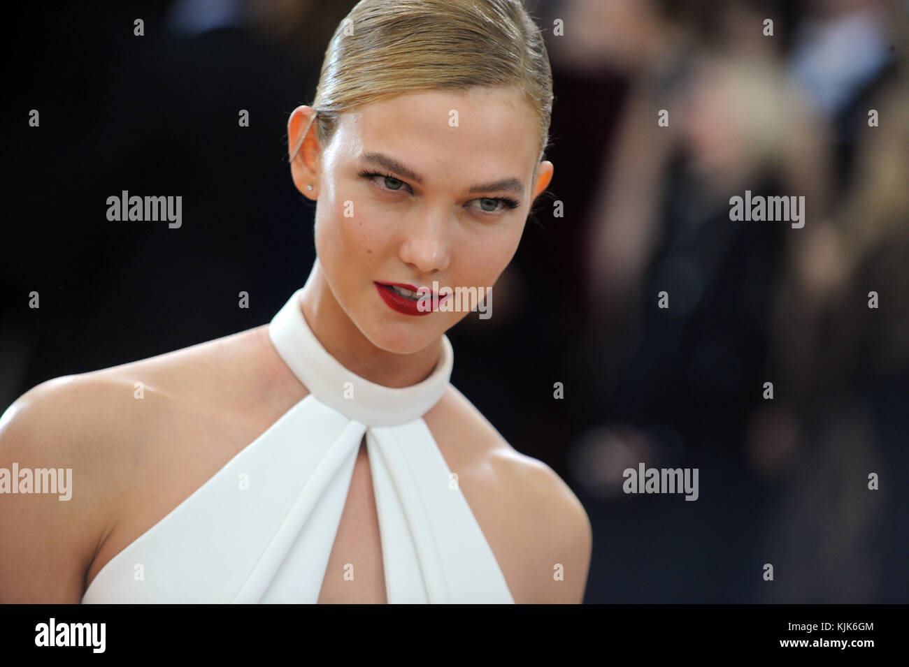 NEW YORK, NY - MAY 02: (Embargoed till 05/03/16) Karlie Kloss arrives ...