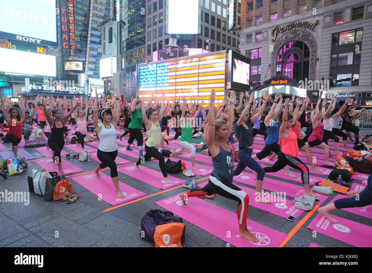 Yoga in times square hi-res stock photography and images - Alamy