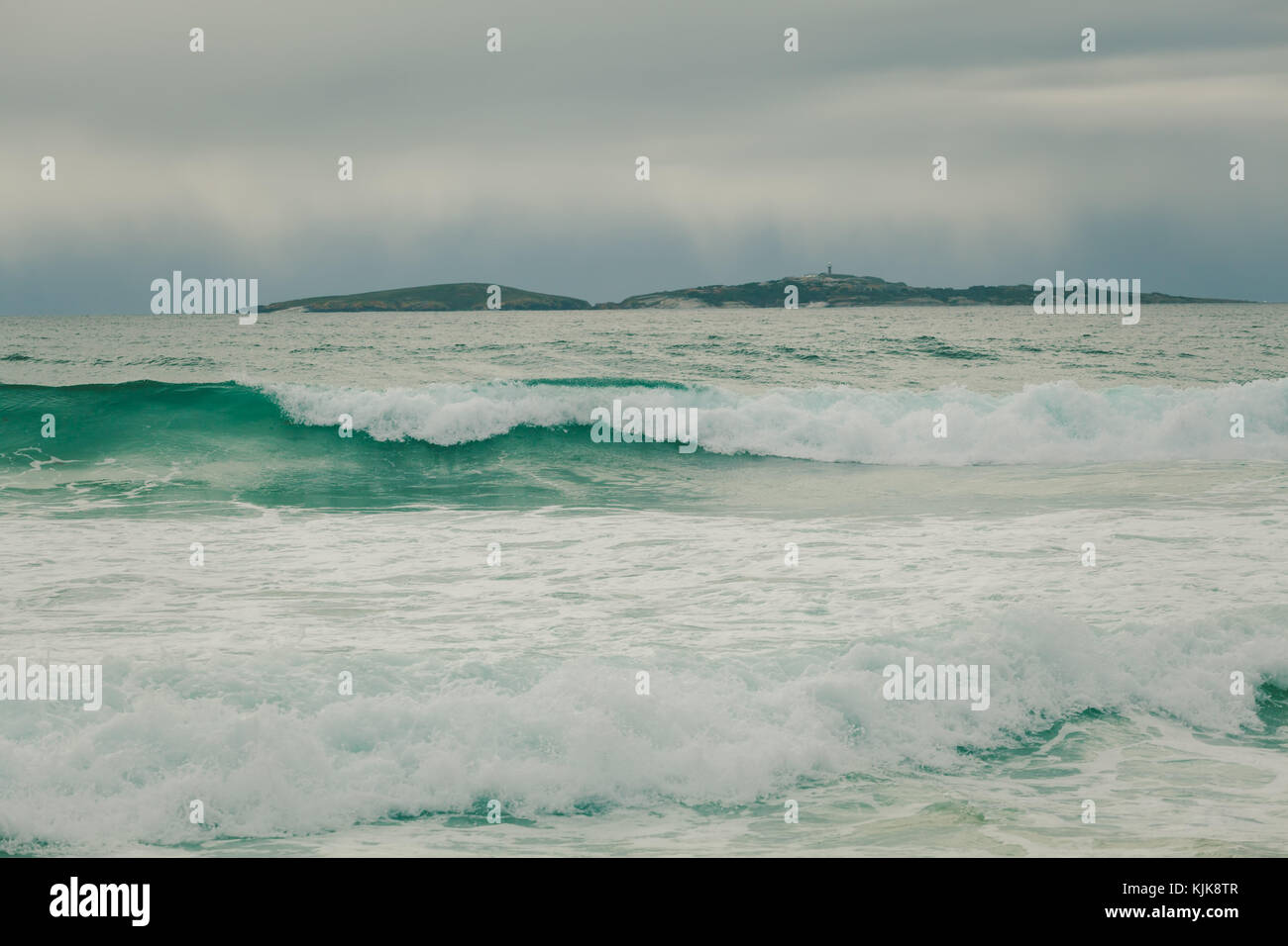 Ocean waves with small patch of land - minimalistic landscape Stock ...