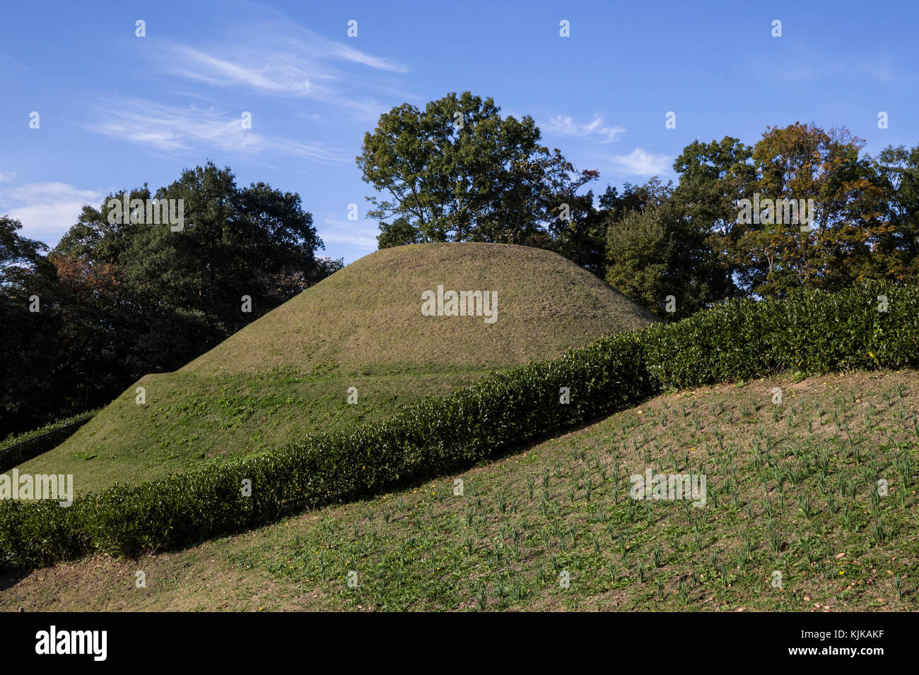Burial mounds hi-res stock photography and images - Alamy