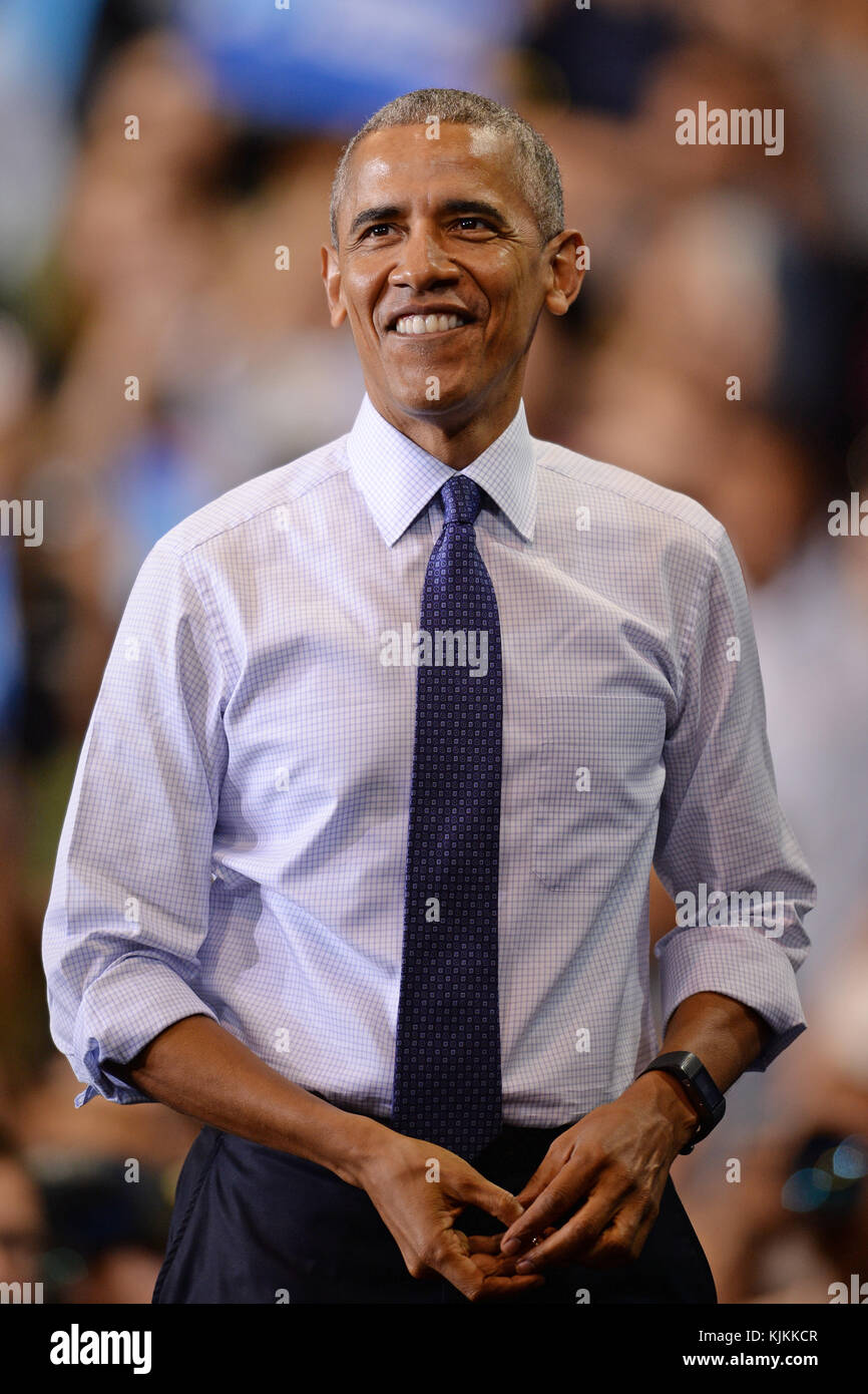 MIAMI, FL - NOVEMBER 03: President Barack Obama speaks during a ...