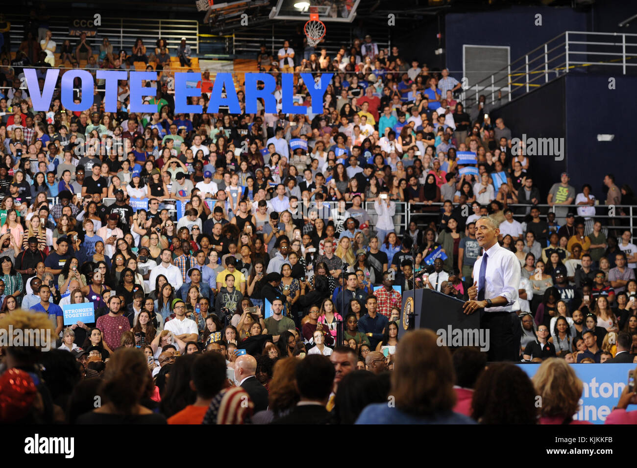 MIAMI, FL - NOVEMBER 03: President Barack Obama speaks during a ...