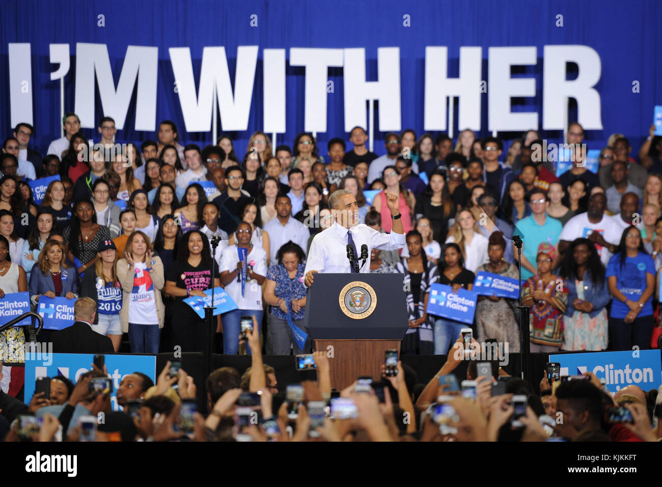 MIAMI, FL - NOVEMBER 03: President Barack Obama speaks during a ...