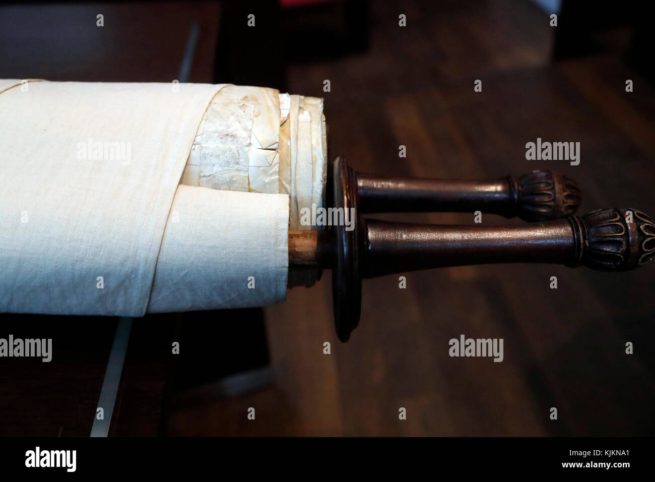 Sefer torah hi-res stock photography and images - Alamy