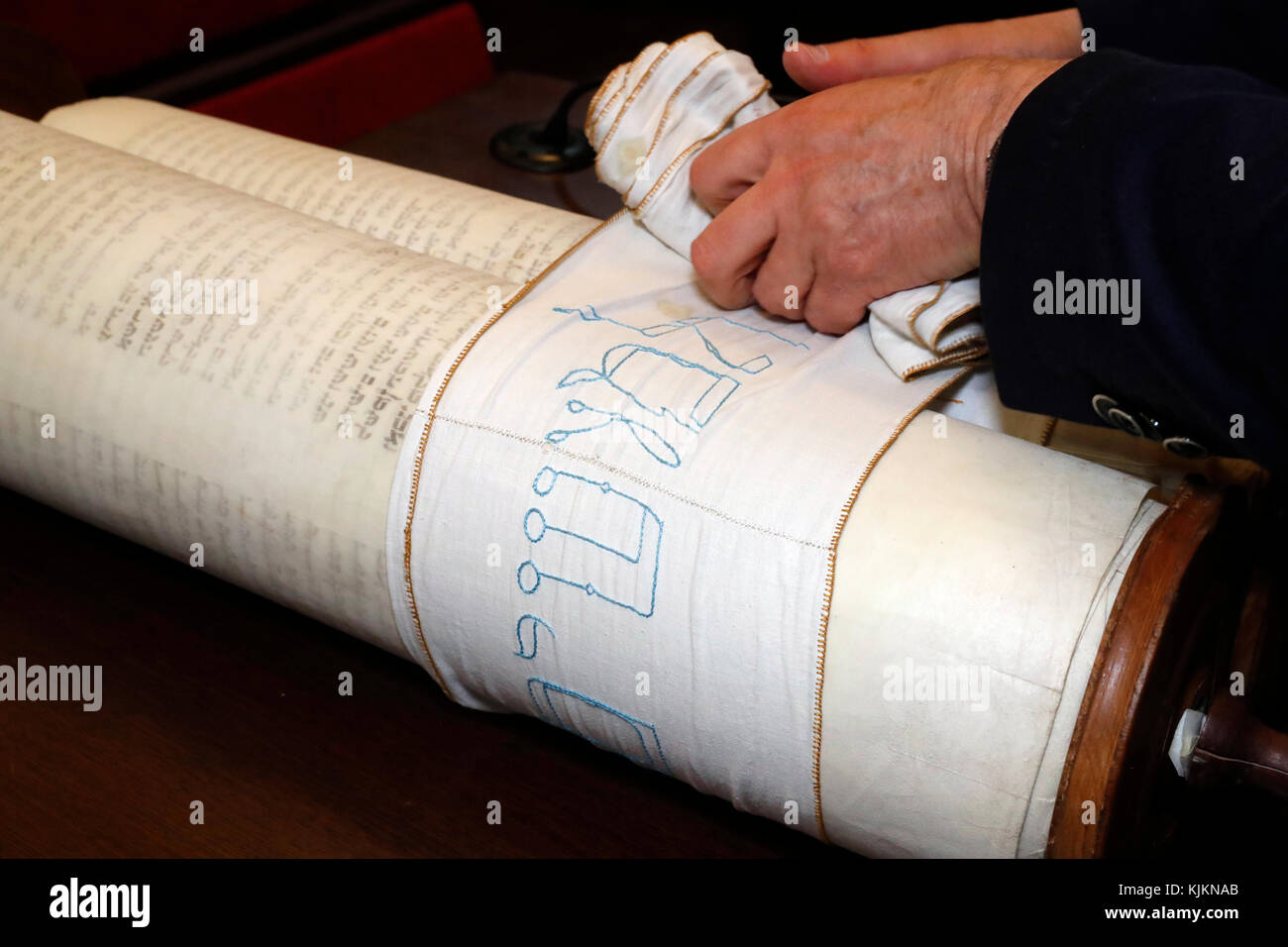 Sefer torah hi-res stock photography and images - Alamy