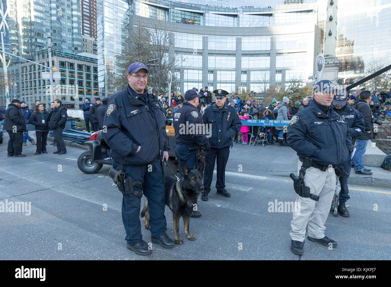 New York, United States. 23rd Nov, 2017. Police officers from NYPD, K-9 ...