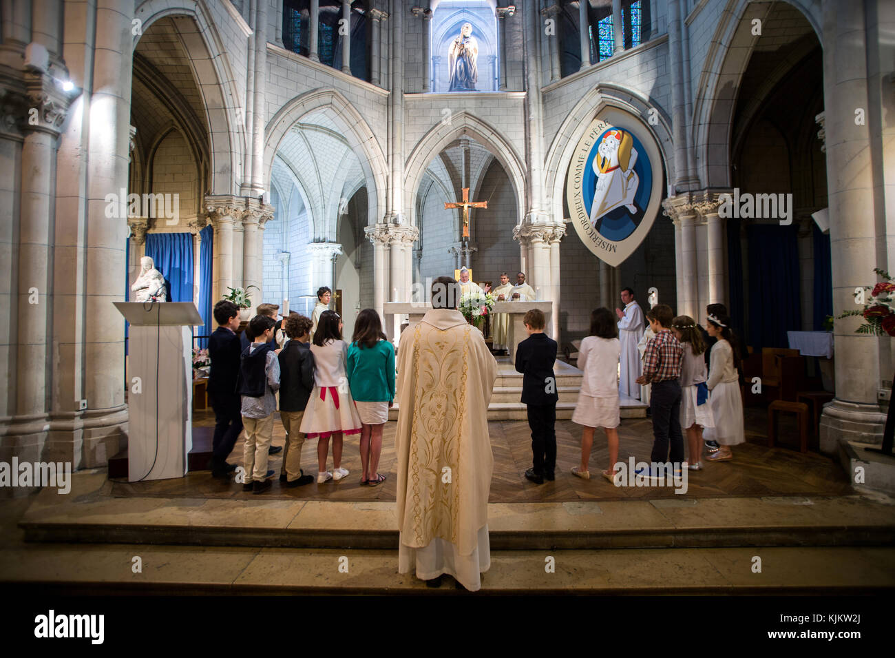 Receiving communion catholic hi-res stock photography and images - Alamy