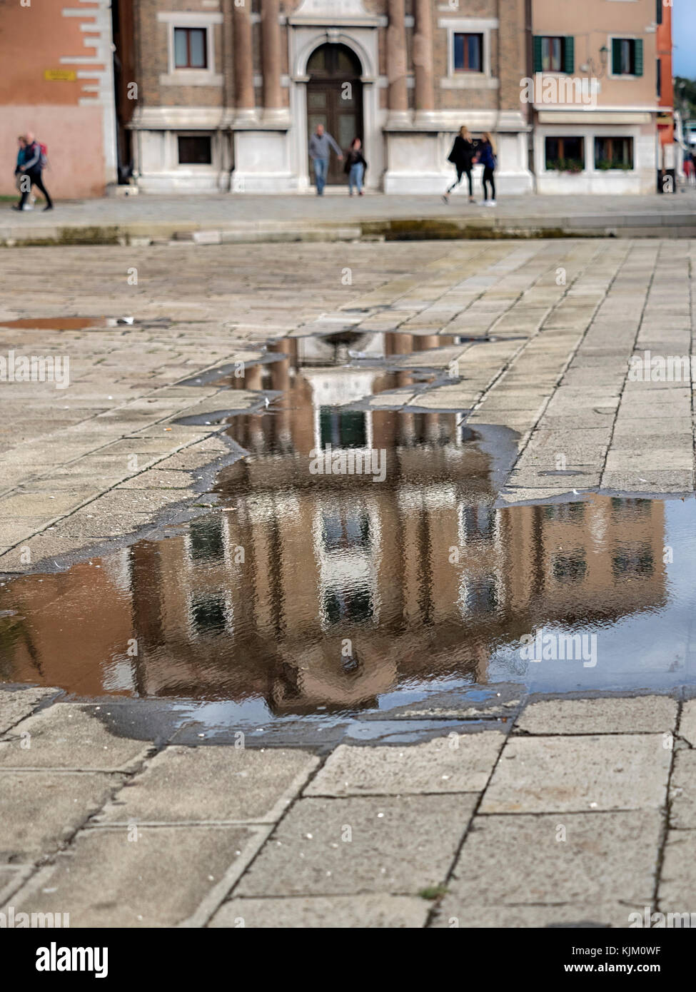 Puddle reflection building hi-res stock photography and images - Alamy