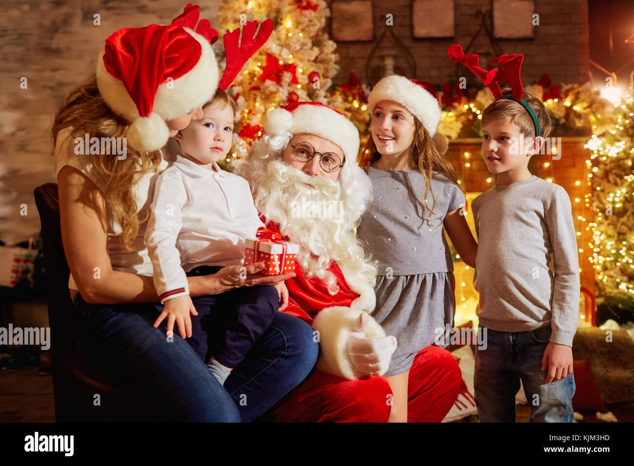 Children with santa hi-res stock photography and images - Alamy