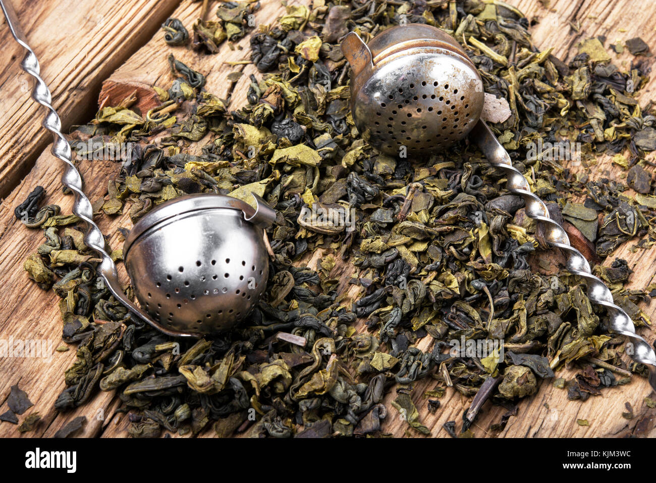 background of pile of dry tea leaves and a teaspoon Stock Photo - Alamy