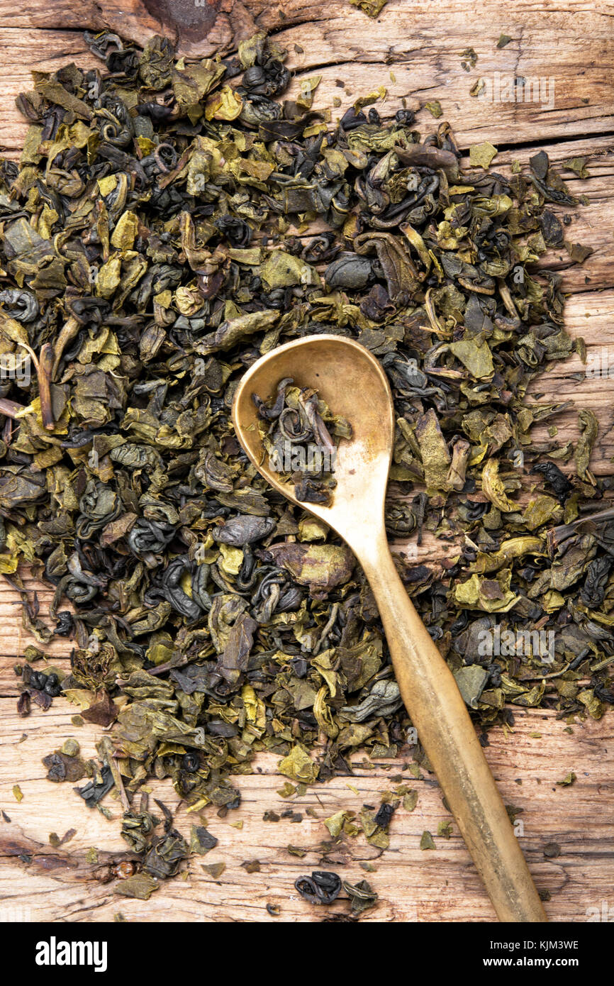 background of pile of dry tea leaves and a teaspoon Stock Photo - Alamy