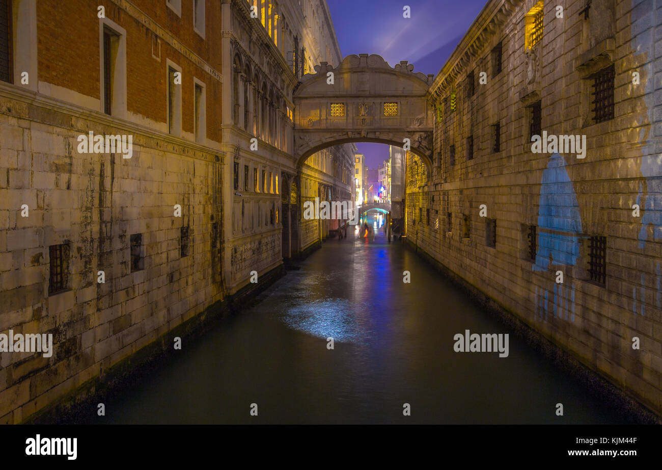 View of the Bridge of Sighs (Ponte dei Sospiri) by night, Venice ...