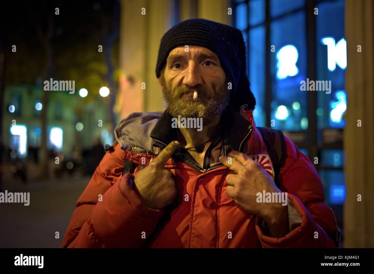 Street portrait, the others - 09/11/2012 - - Eric a homeless between ...