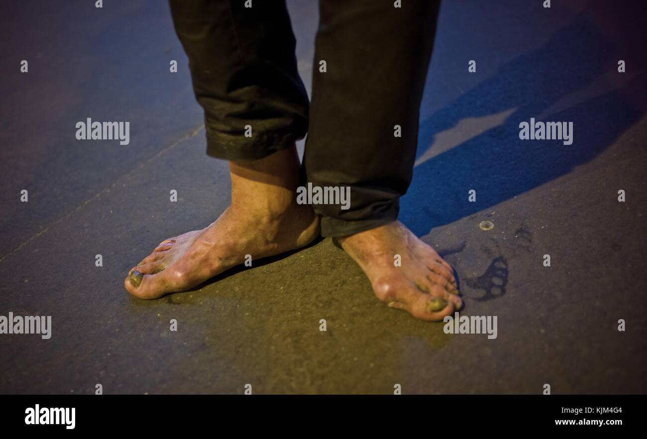 Street portrait, the others - 09/11/2012 - - Eric a homeless between ...