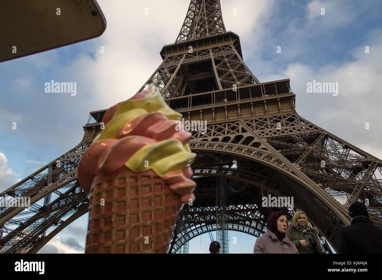 Eiffel Tower - 22/11/2012 - France / Ile-de-France (region) / Paris ...