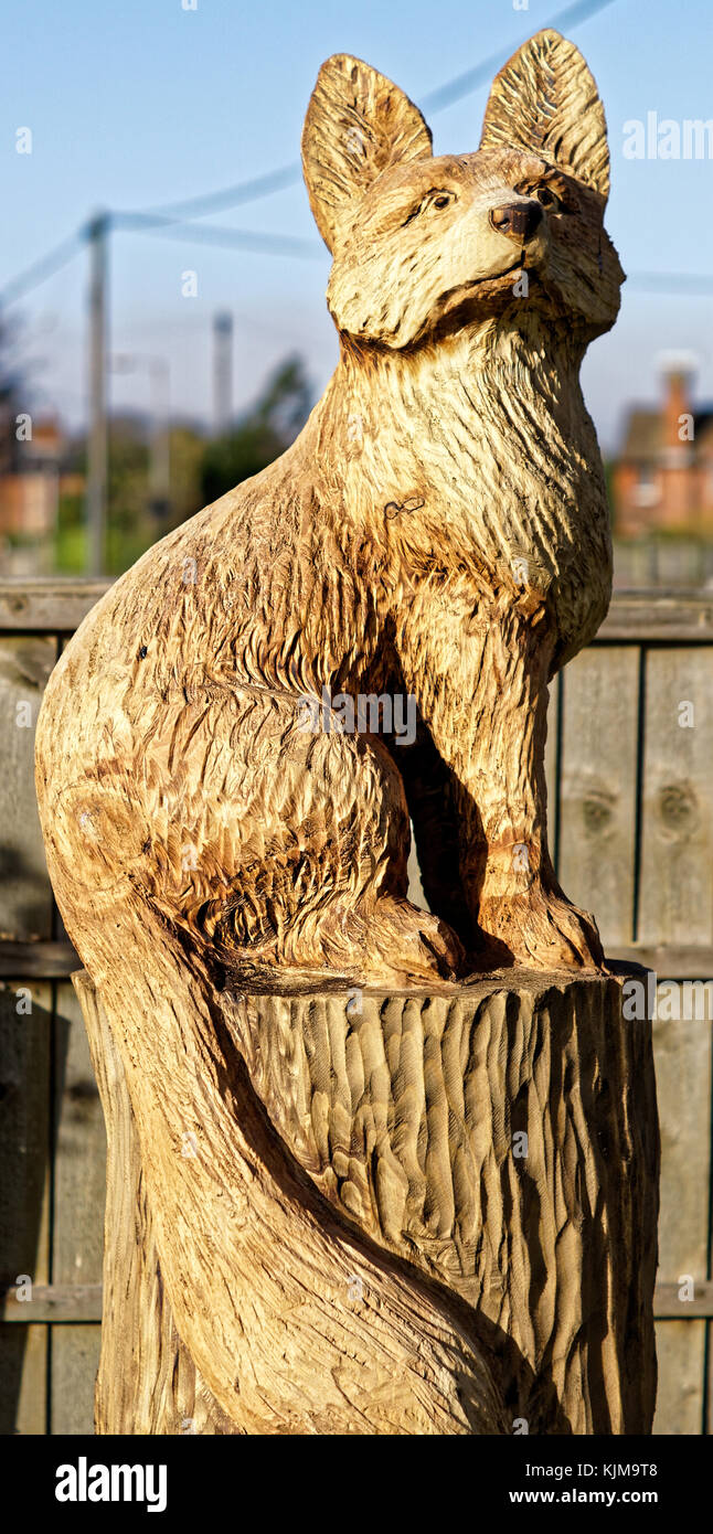 fox carved from conifer tree stump Stock Photo - Alamy
