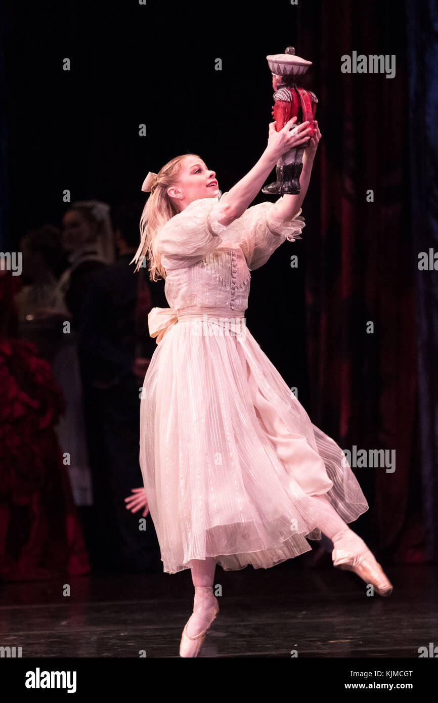 Birmingham royal ballets production hi-res stock photography and images ...