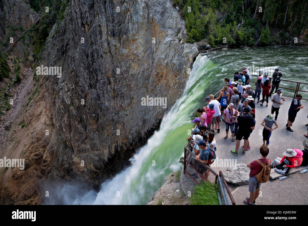 WY02646-00...WYOMING - Visitors viewing Yellowstone River from the ...