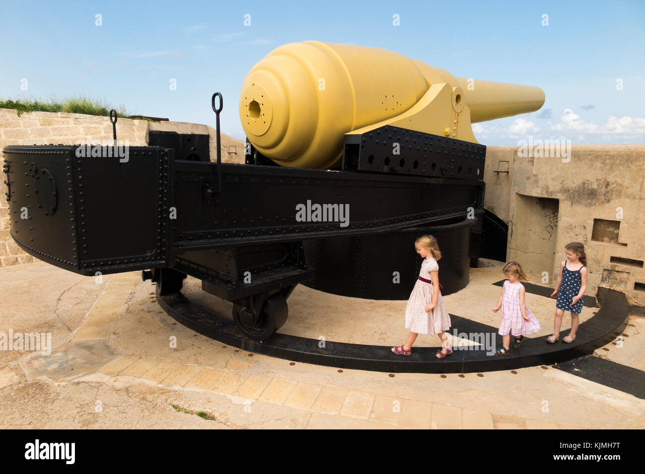 100 Ton gun & kid / kids / child / children, Fort Rinella, Malta ...