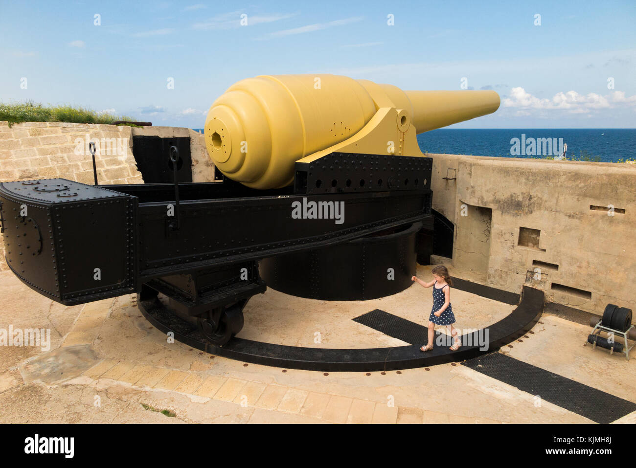 100 Ton gun & kid / kids / child / children, Fort Rinella, Malta ...