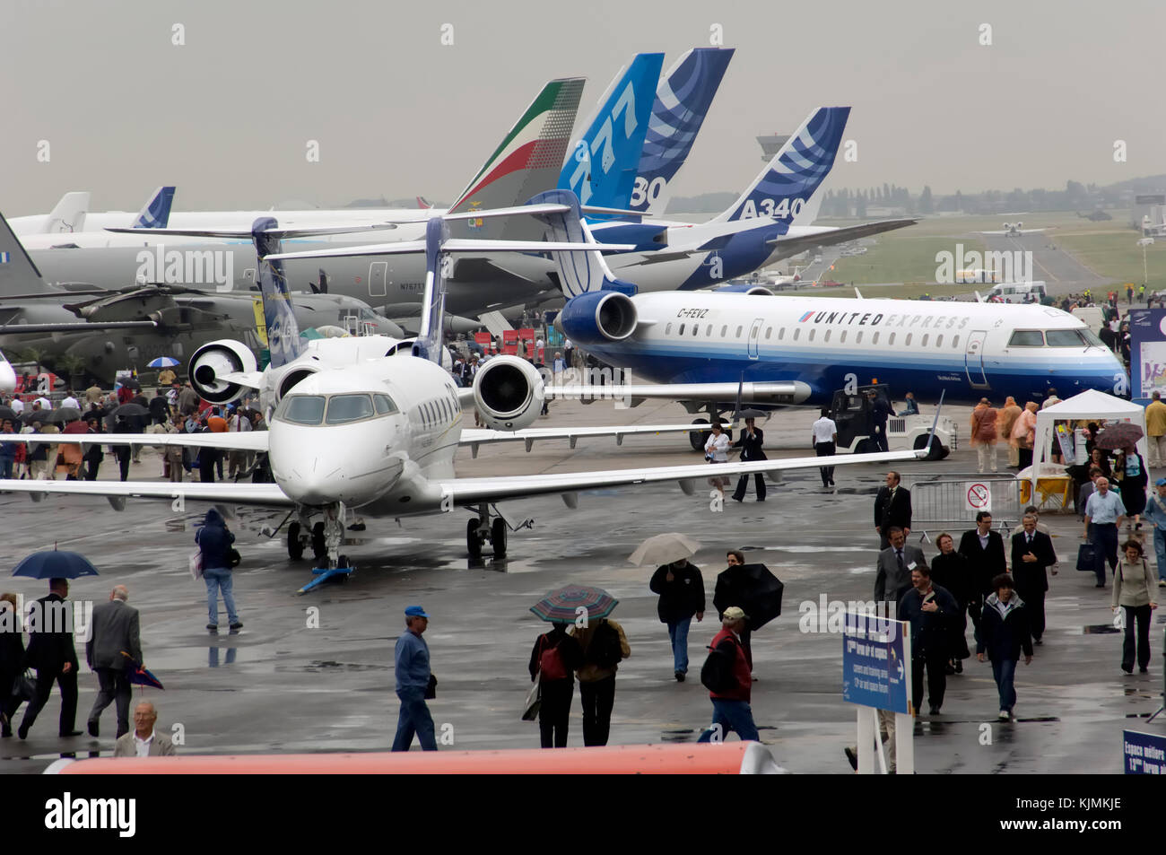 Challenger, Boeing, Airbus and CRJ-700 in an overview of static-display ...