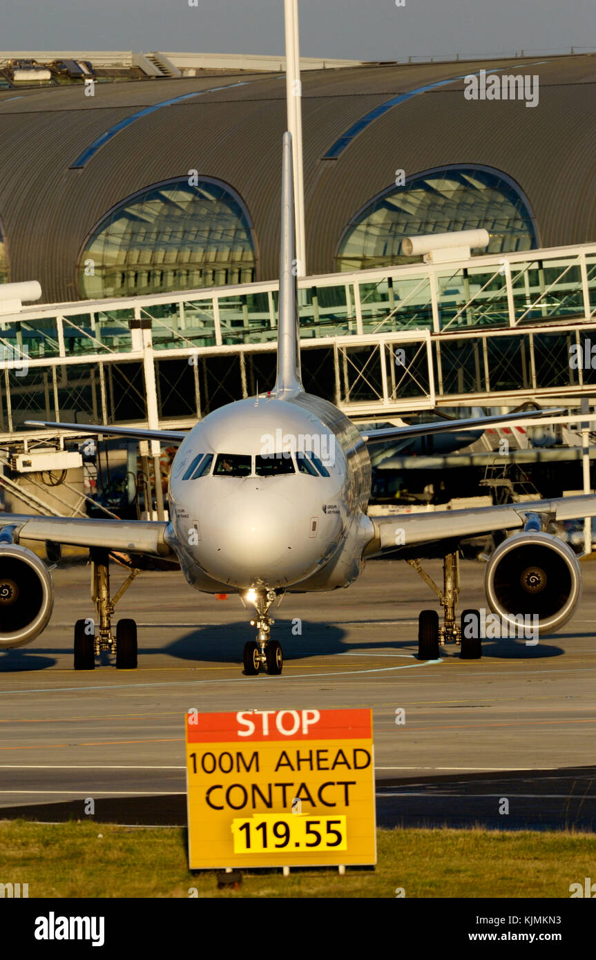 Air to ground communications hi-res stock photography and images - Alamy