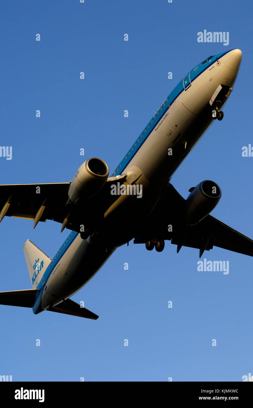 737 800 aero hi-res stock photography and images - Alamy