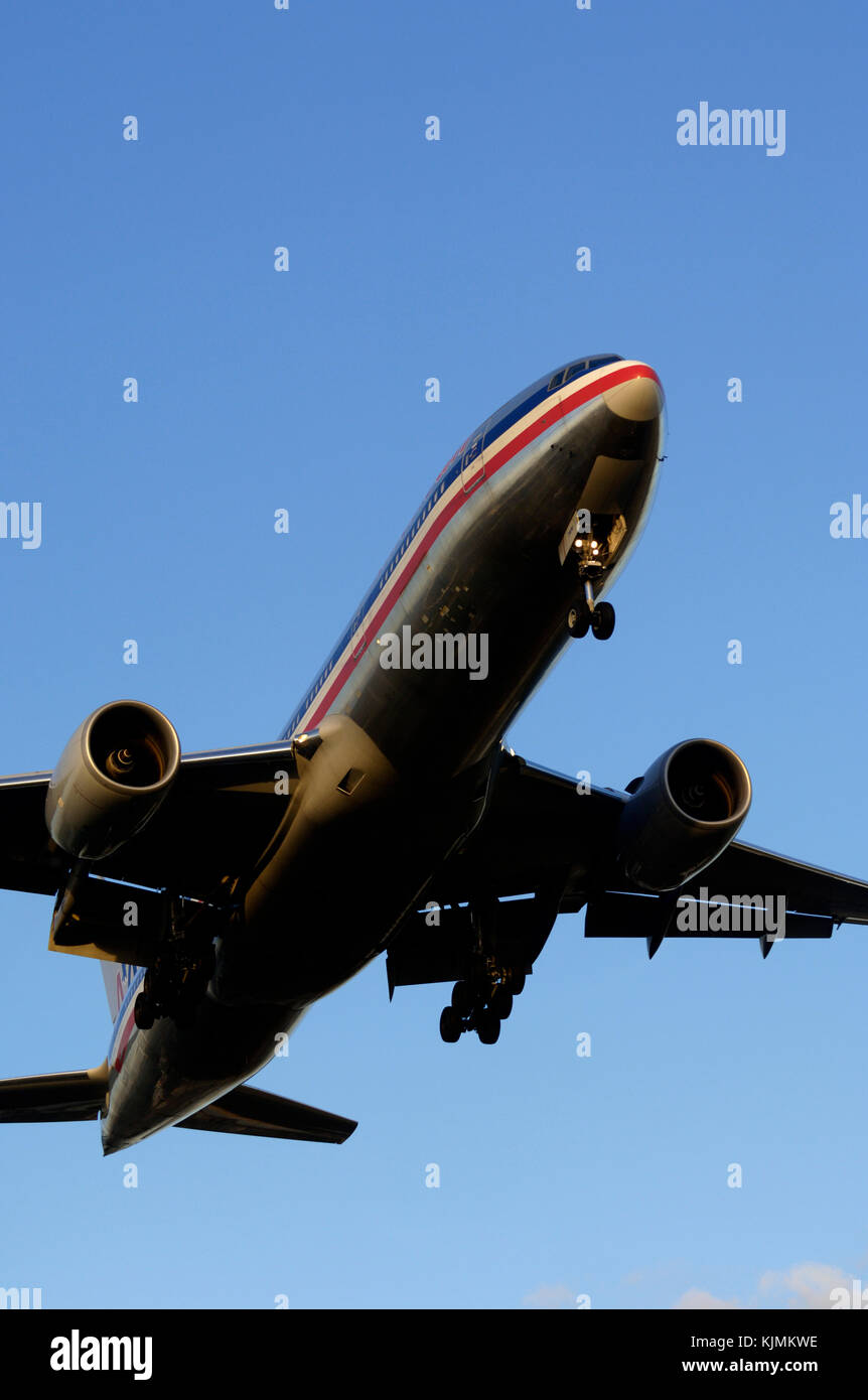 Aa 777 landing hi-res stock photography and images - Alamy