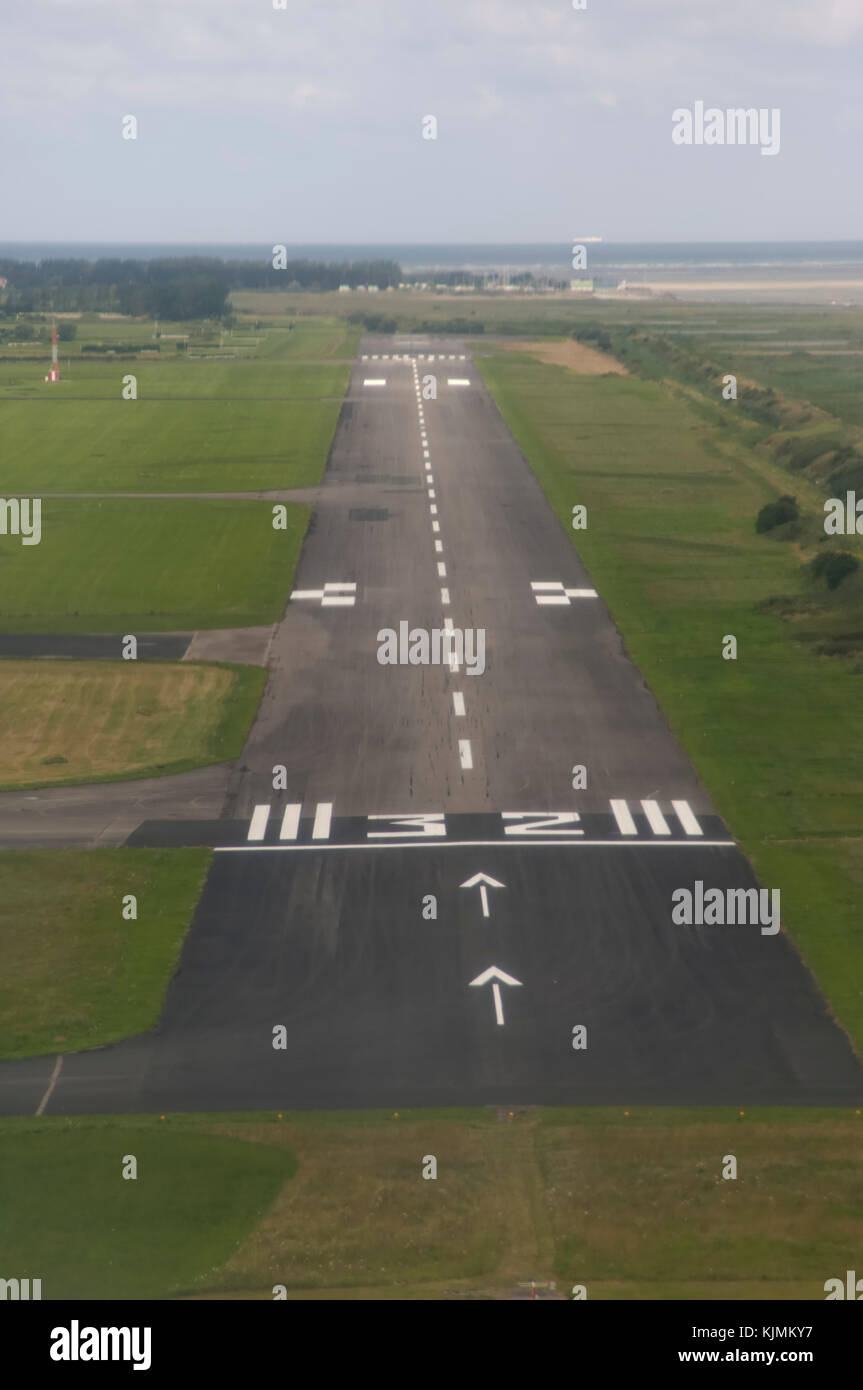 pilots-eye-view on final-approach for runway 32 Stock Photo - Alamy