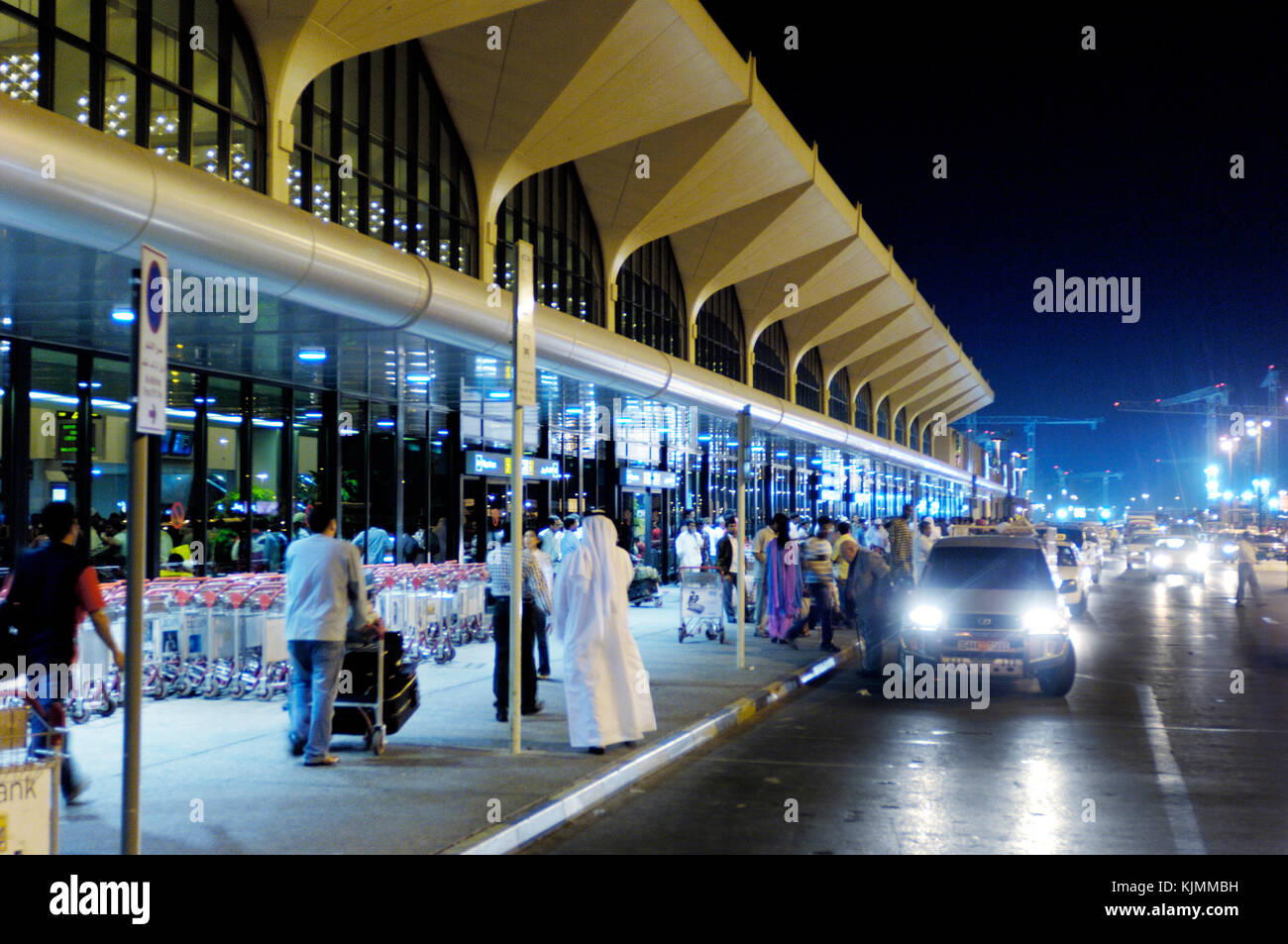 Airport curbside hi-res stock photography and images - Alamy