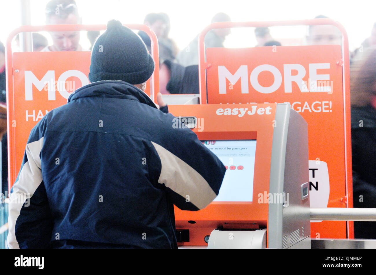 man at easyJet selfservice check-in kiosks Stock Photo - Alamy