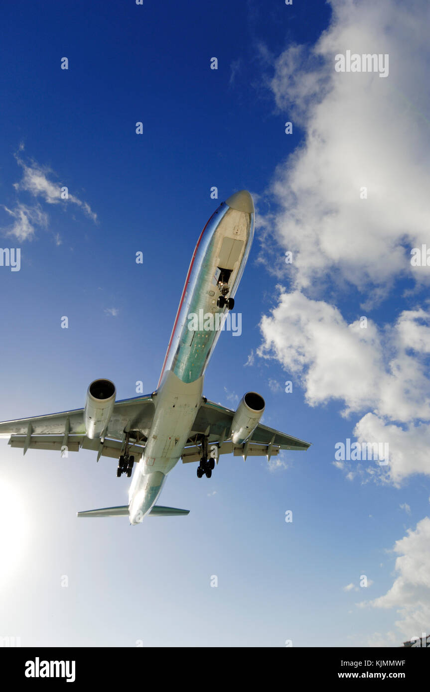 American airlines boeing 757 landing hi-res stock photography and ...