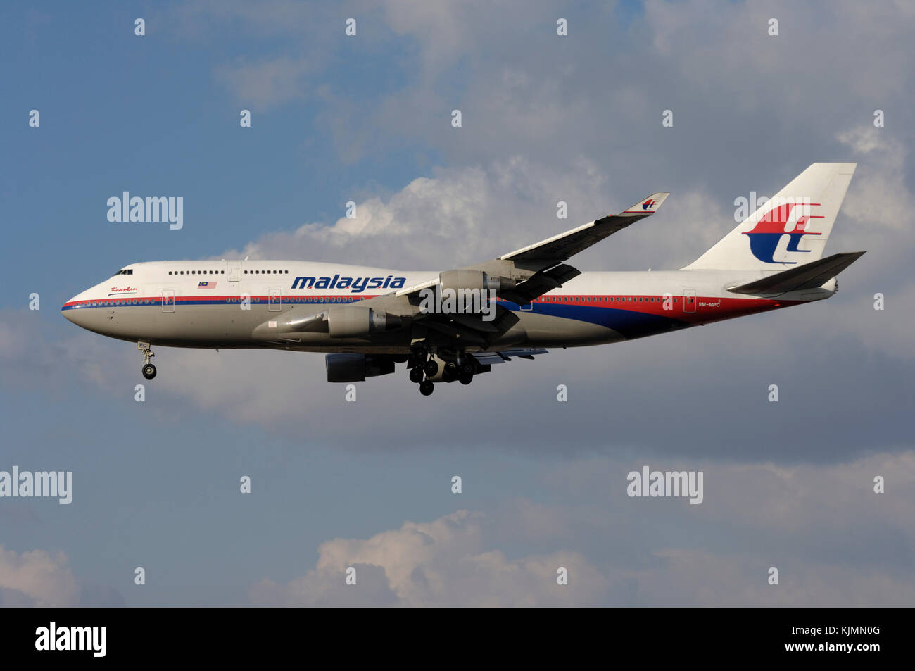 Malaysia Airlines MAS Boeing 747-400 on final-approach Stock Photo - Alamy
