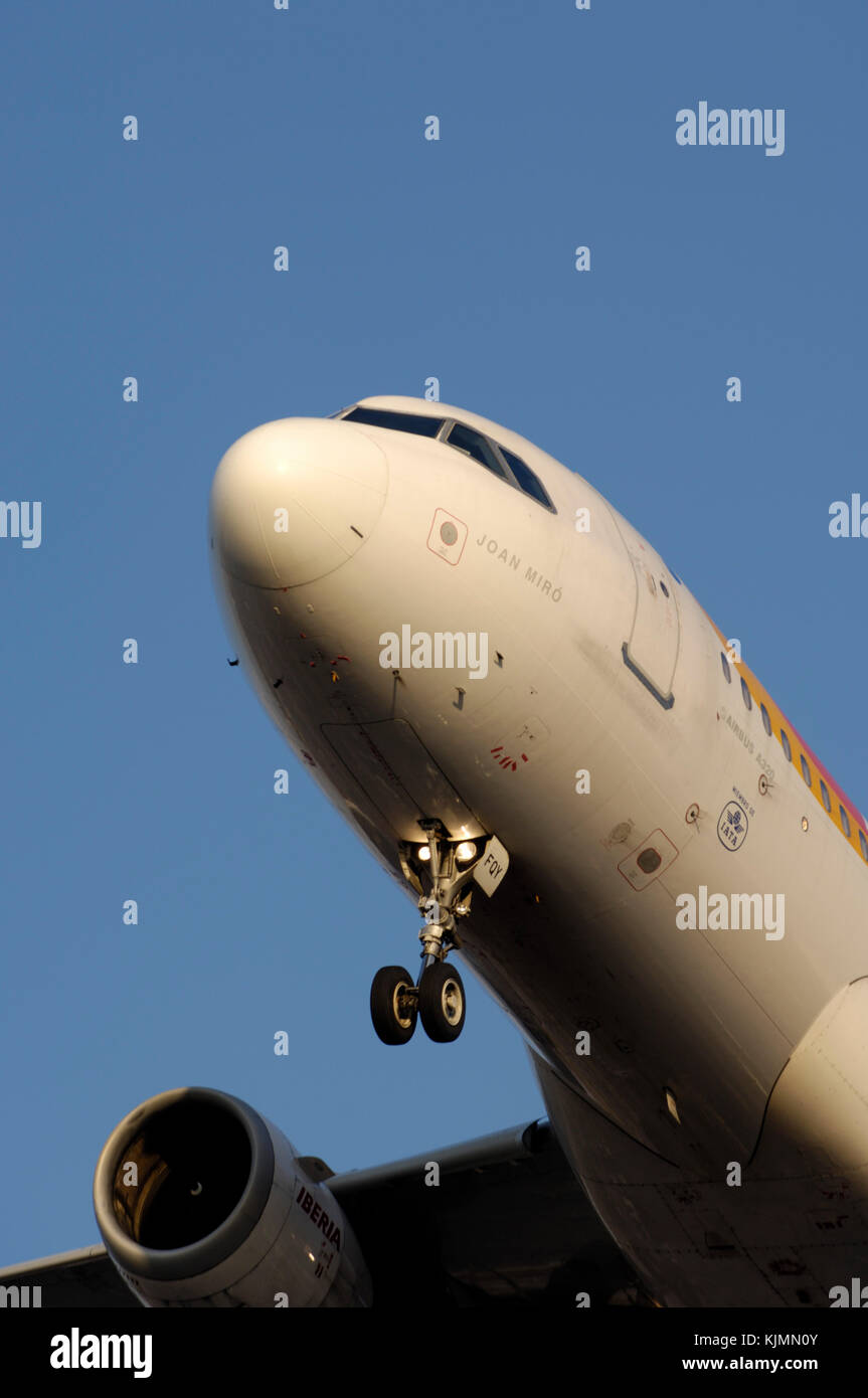 Iberia Airbus A320-200 with nosewheel undercarriage down for landing on ...