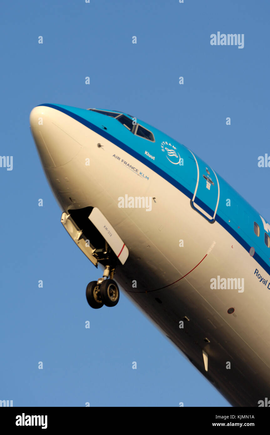 Boeing 737 800 wheels down hi-res stock photography and images - Alamy