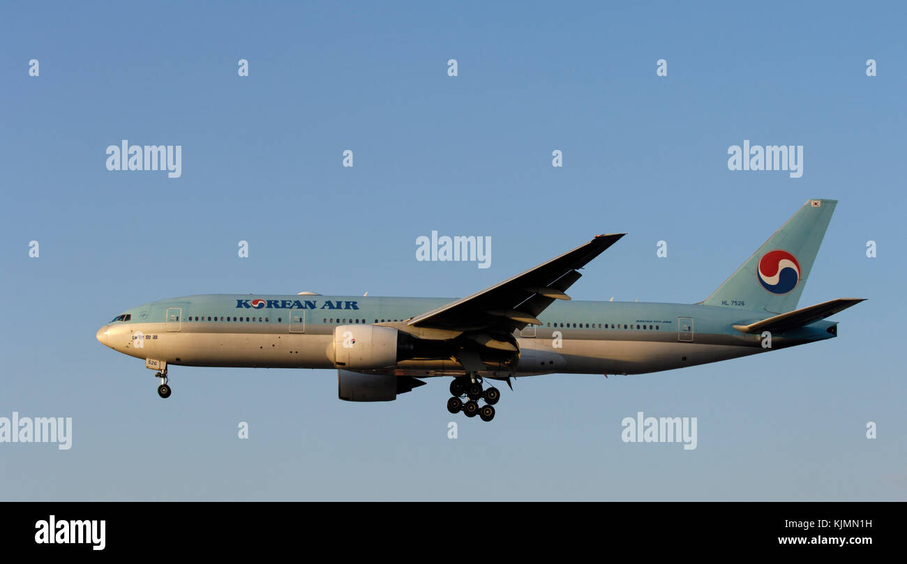 Korean Air Lines KAL Boeing 777-200ER on final-approach Stock Photo - Alamy