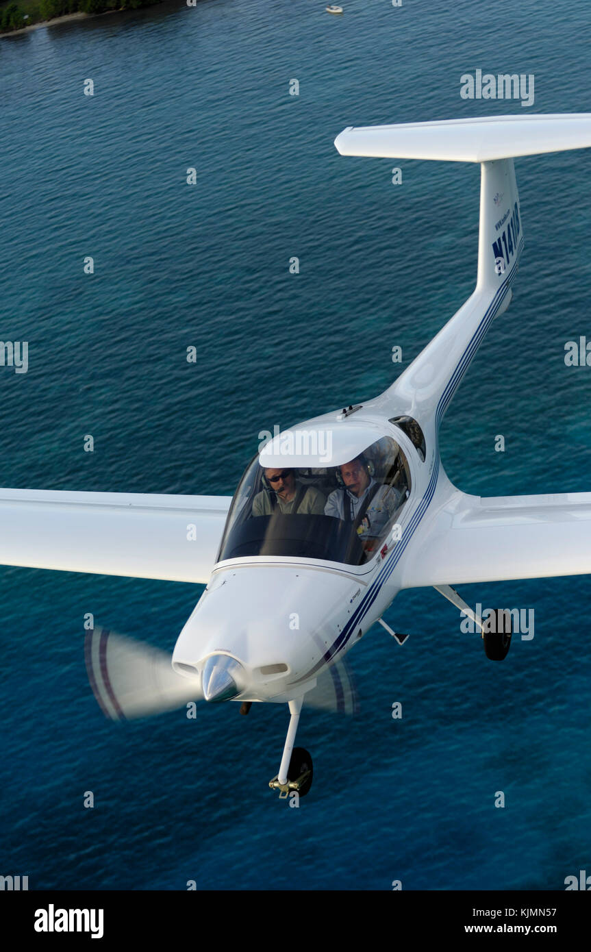 Two planes flying side by side hi-res stock photography and images - Alamy