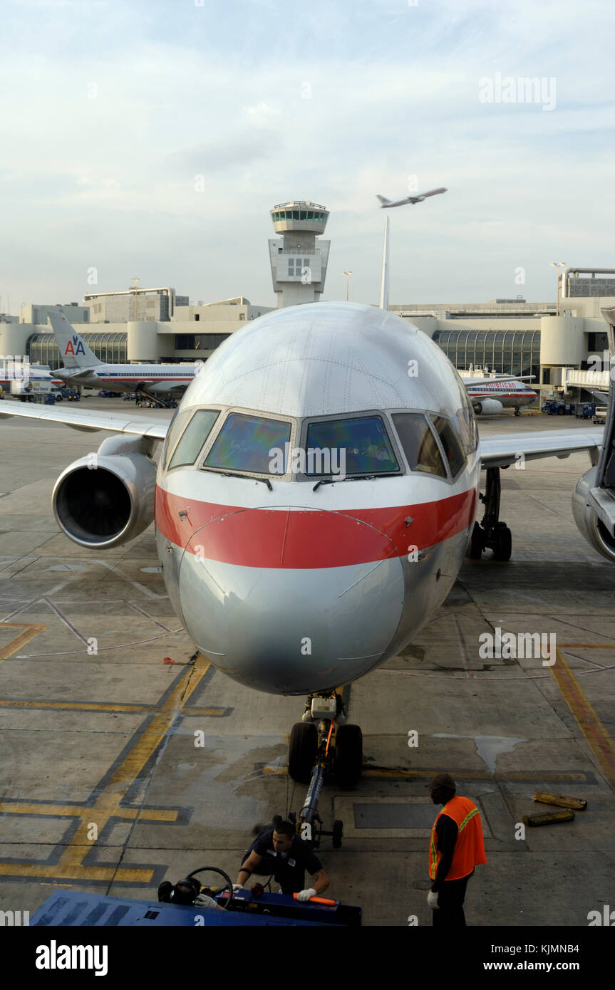 men attaching a towbar to an American Airlines Boeing 757-200 parked ...