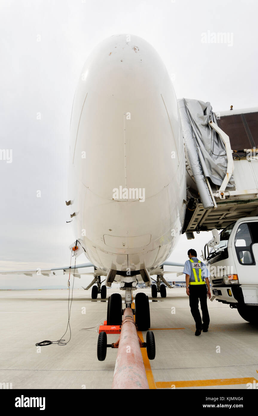 ground crew prepare aircraft for pushback Stock Photo - Alamy