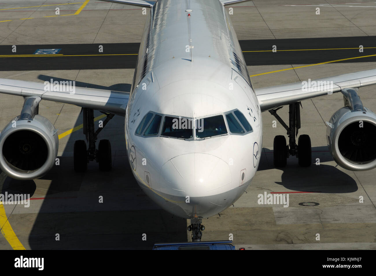 windshield of the Lufthansa Airbus A321-100 Stock Photo - Alamy