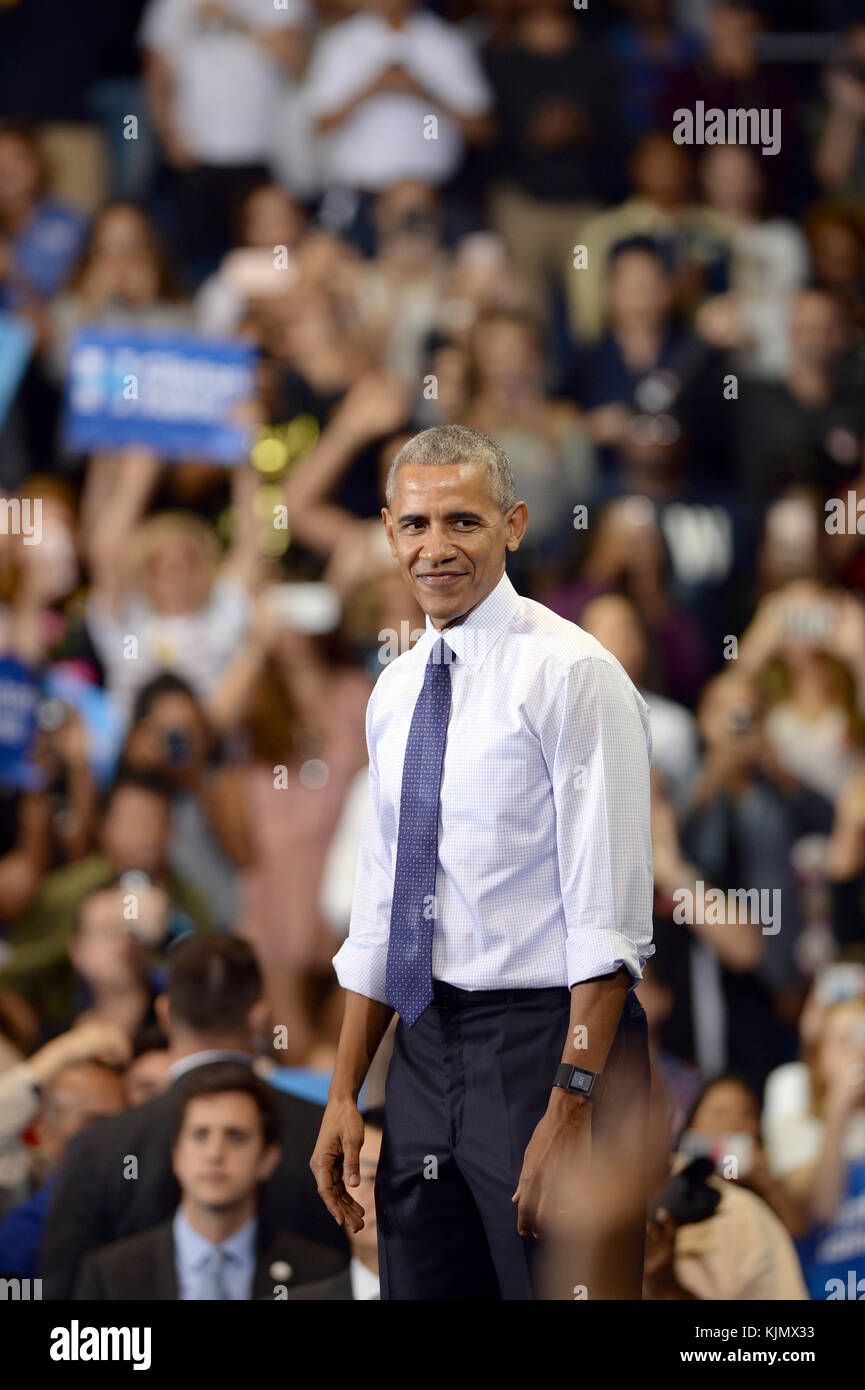 MIAMI, FL - NOVEMBER 03: President Barack Obama speaks during a ...