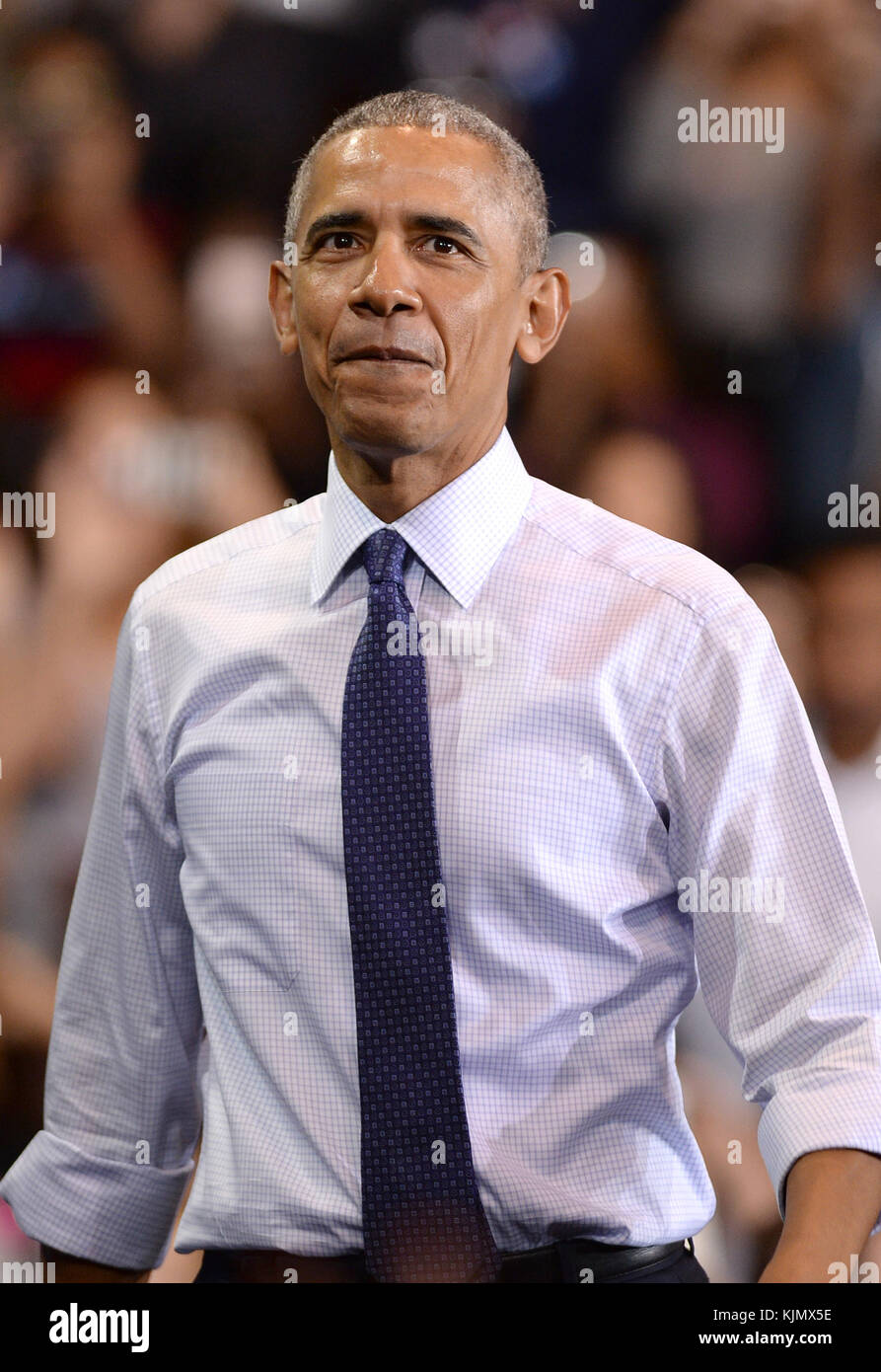 MIAMI, FL - NOVEMBER 03: President Barack Obama speaks during a ...